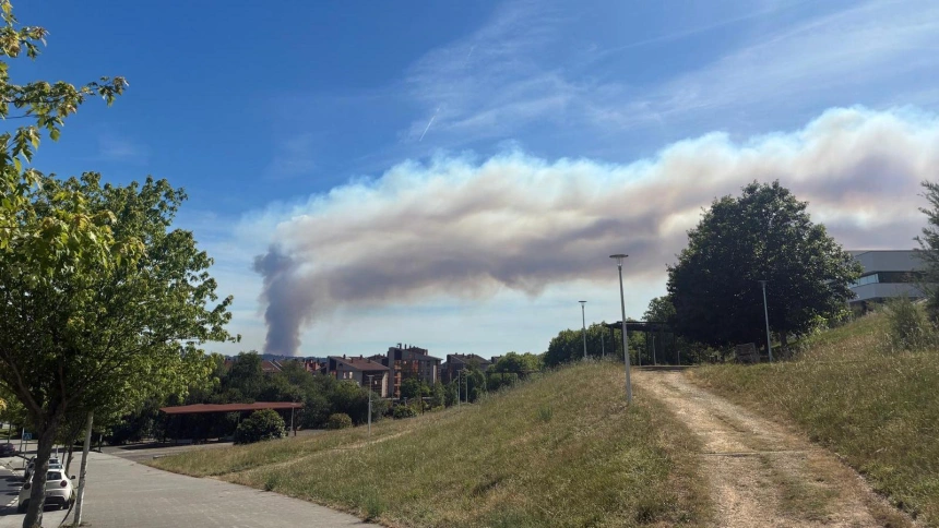 Amplio dispositivo para sofocar un incendio forestal activo en Padrón ...