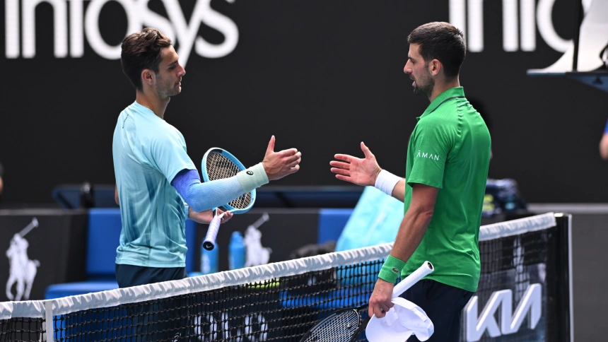 La suerte de los campeones salva a Djokovic en Melbourne