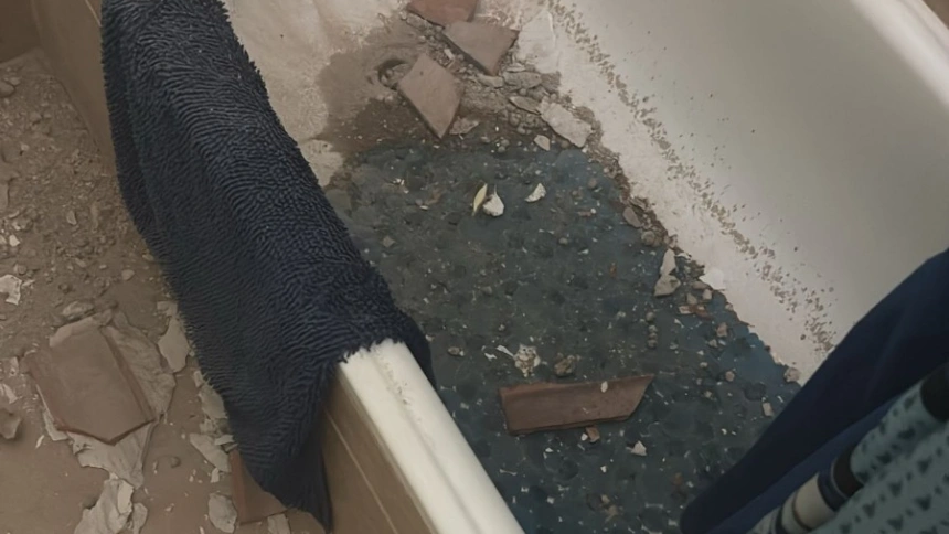El techo de un baño se desploma en Alicante en un nuevo caso de ...