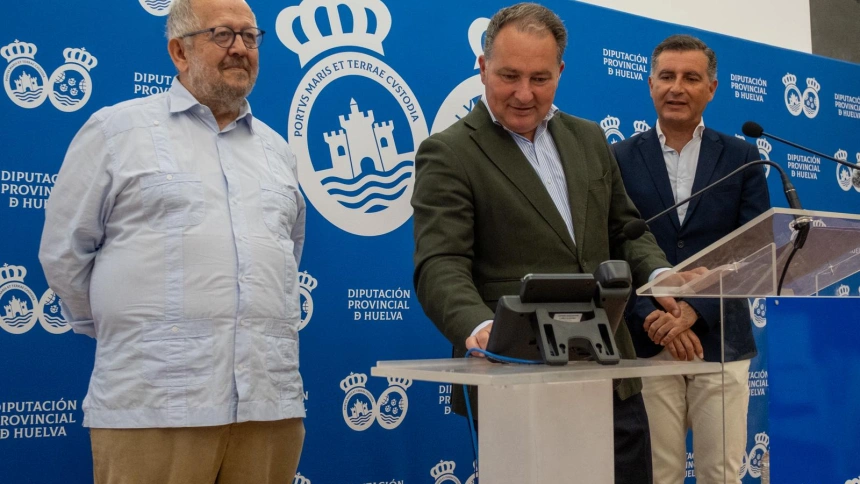 Un onubense hace historia y gana por primera vez el Premio de Poesía ...