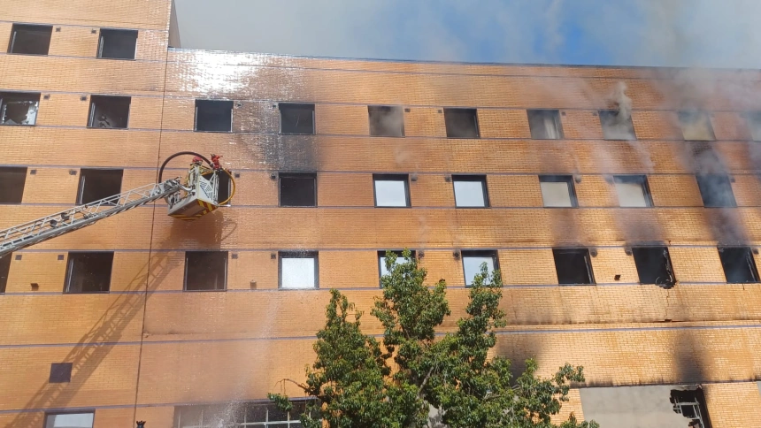 Incendio en el hotel Ibis de Málaga: sigue saliendo humo del edificio y ...