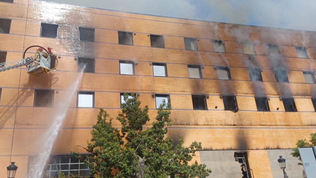 Incendio en el hotel Ibis de Málaga: sigue saliendo humo del edificio y ...